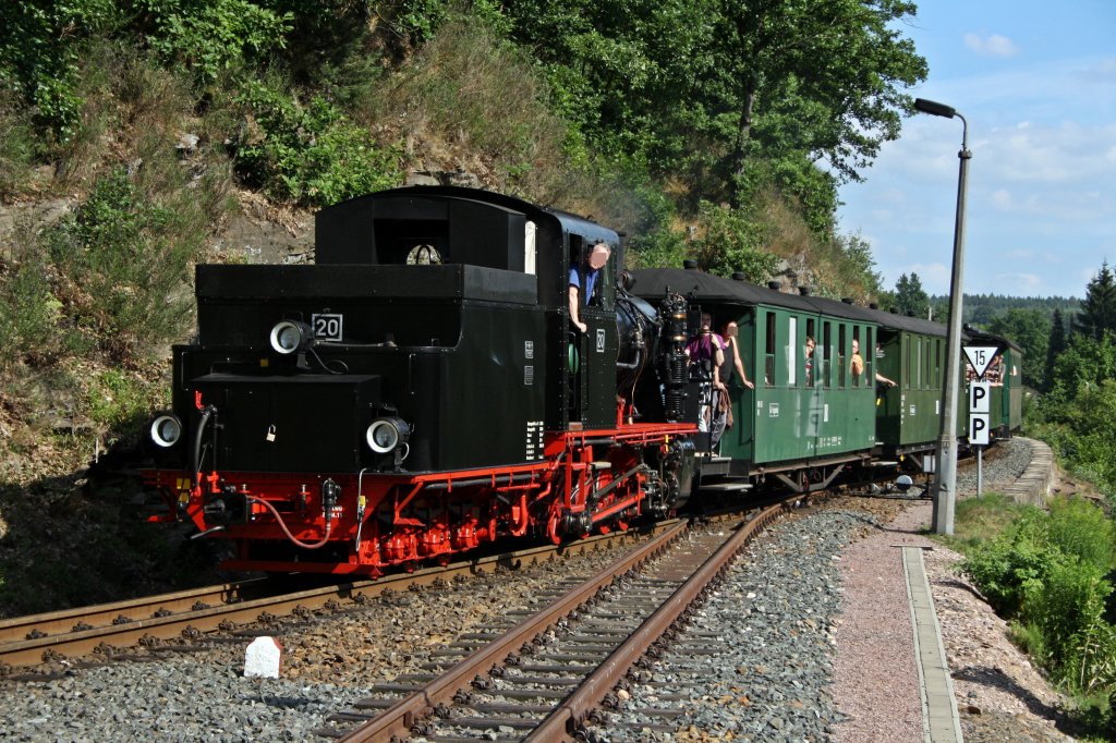 Lok 20 der Mansfelder Bergwerksbahn fährt am 16.07.'11 mit einem Sonderzug Tender vorraus in ...
