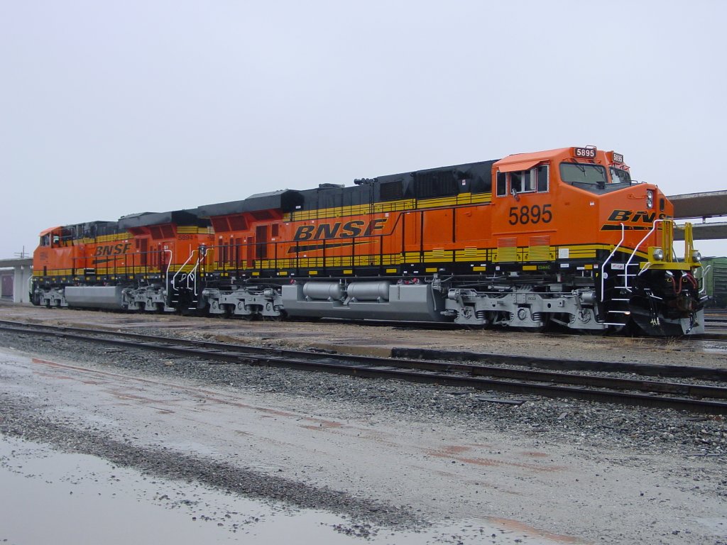 Nearly new BNSF 5894 & 5895 sit at the Burlington, Iowa depot - Bahnbilder.de