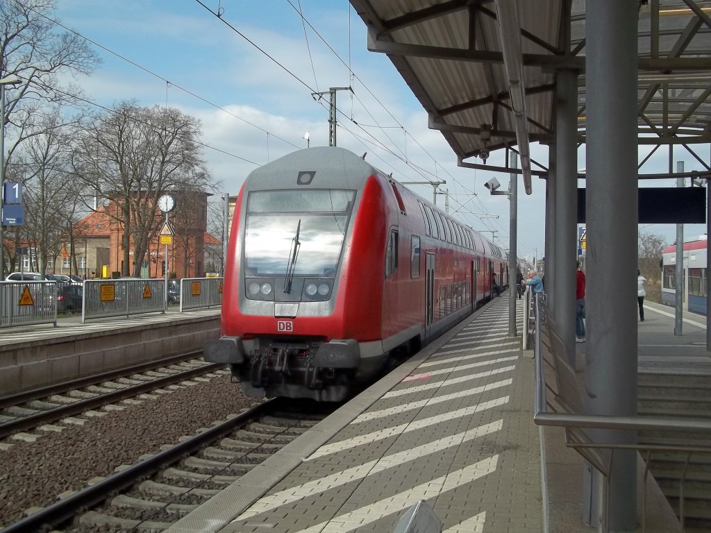 Neustadt (Dosse), RE 2 nach Wittenberge auf Gleis 2 (06.04.2012) - Bahnbilder.de