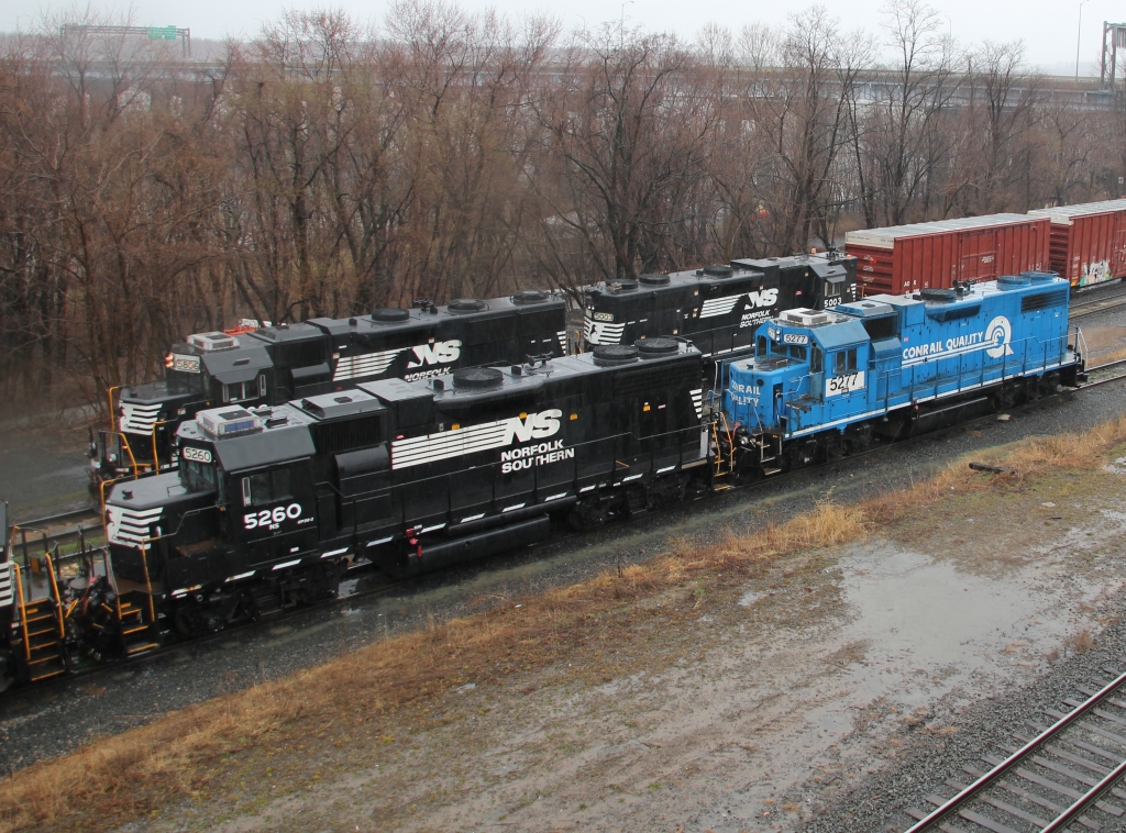 Norfolk Southern #5260 (GP38-2) und #5277 (GP38-2 in Conrail Farben) mit #5806 (GP38-3) und ...
