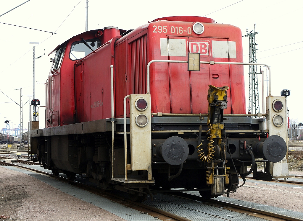 Rangierlokomotive BR 295 am Stellwerk Hsf im Hafenbahnhof "Hamburg Süd" - Bahnbilder.de