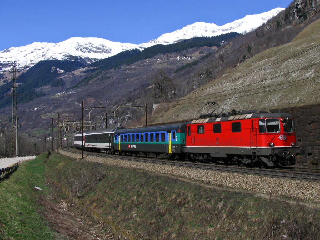 Re 4/4 11141 mit IR 2169 (Basel SBB-Locarno) nahe Chiggiogna - Bahnbilder.de