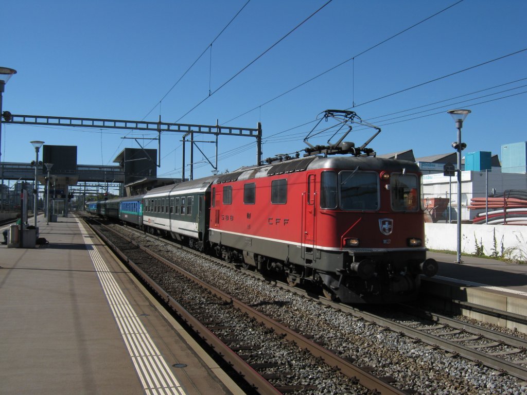 Re 4/4 II 11127 mit Fusball Extrazug Bern-Luzern bei Durchfahrt im Bahnhof Bern Wankdorf, 03.10. ...