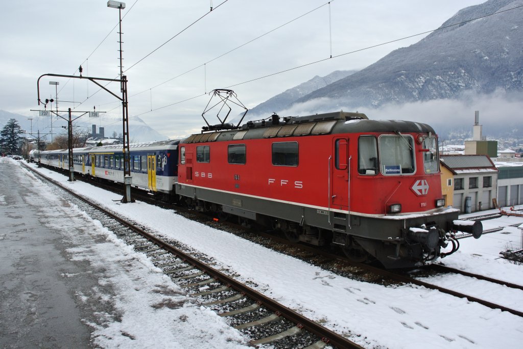 Re 4/4 II 11141, ex. Swiss Express, steht mit einem EWI/II KlB Pendel in Bellinzona, 15.12.2012 ...
