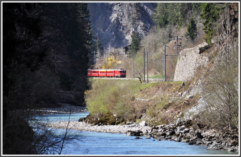 RE1241 bei Trin. (12.04.2012) - Bahnbilder.de