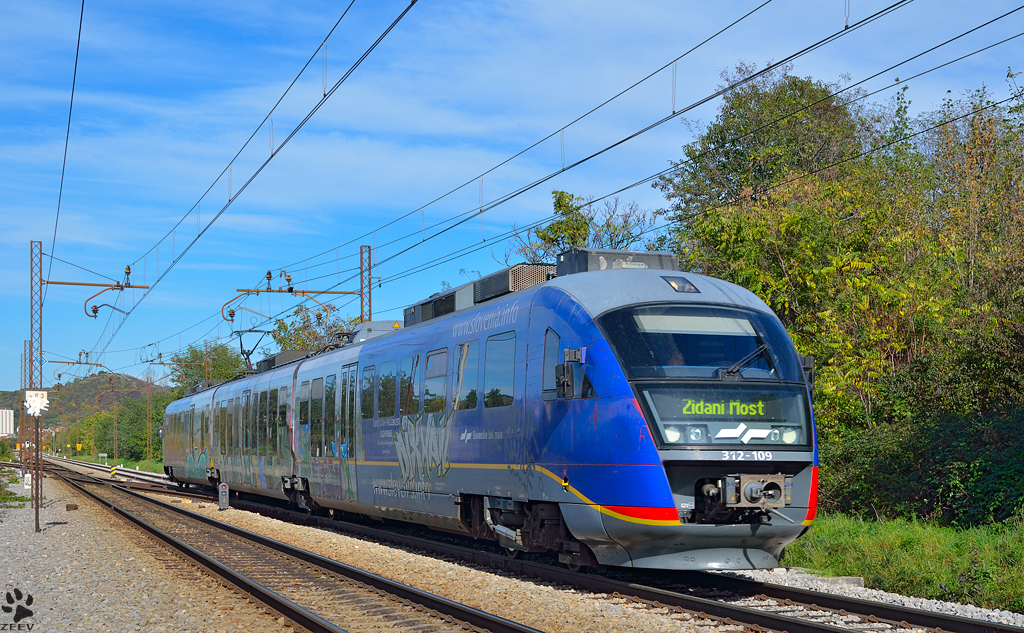 SŽ 312-109 fährt durch Maribor-Tabor Richtung Zidani Most - Bahnbilder.de