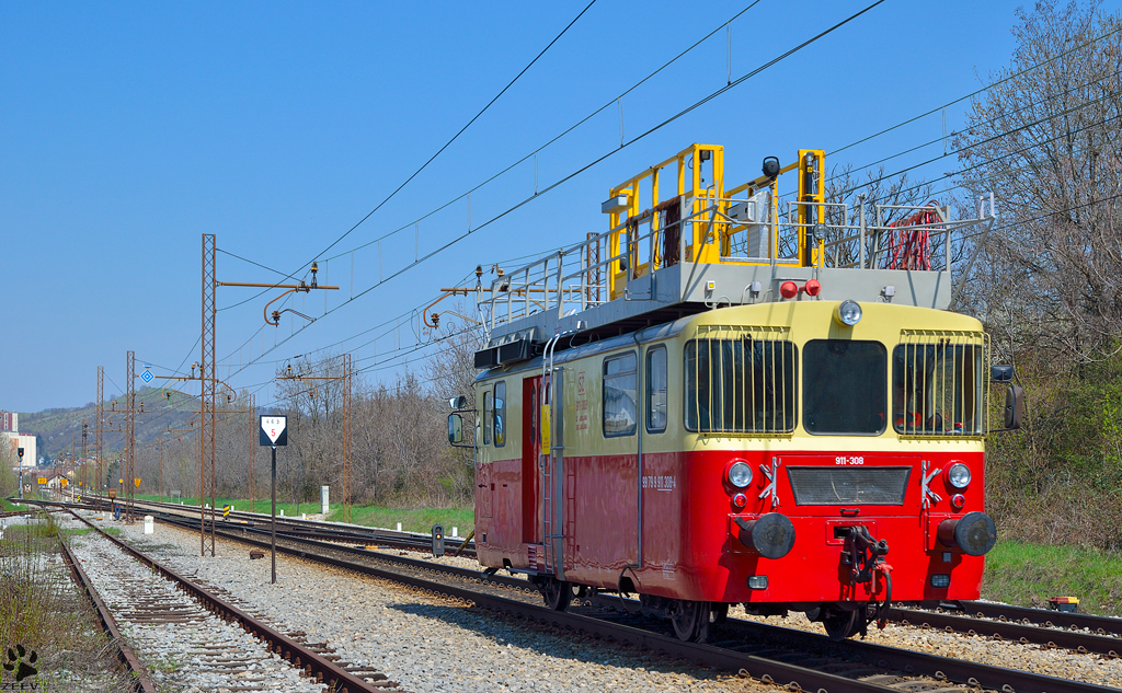SŽ 911-308 fährt durch Maribor-Tabor Richtung Maribor Hauptbahnhof - Bahnbilder.de