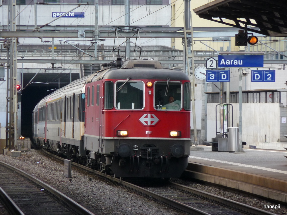 SBB - Re 4/4 11141 mit Schnellzug bei der einfahrt in den Bahnhof Aarau am 02.02.2013 ...