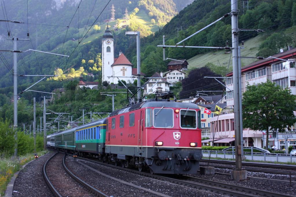 SBB Re 4/4 II Lok Nr. 11216 fährt am 20.05.2009 in Flüelen mit einem IR nach Locarno ein ...