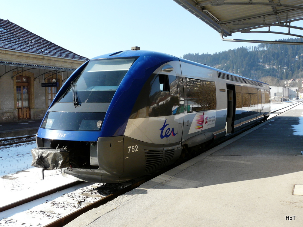 SNCF - Triebwagen 73752 in Morteau abfahrbereit nach La Chaux de Fonds am 12.02.2012 - Bahnbilder.de