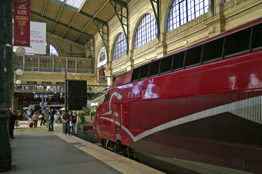Thalys 9327 nach Amsterdam in der fast 150 Jahre alte Bahnhofshalle Paris Gare du Nord, 07.05. ...