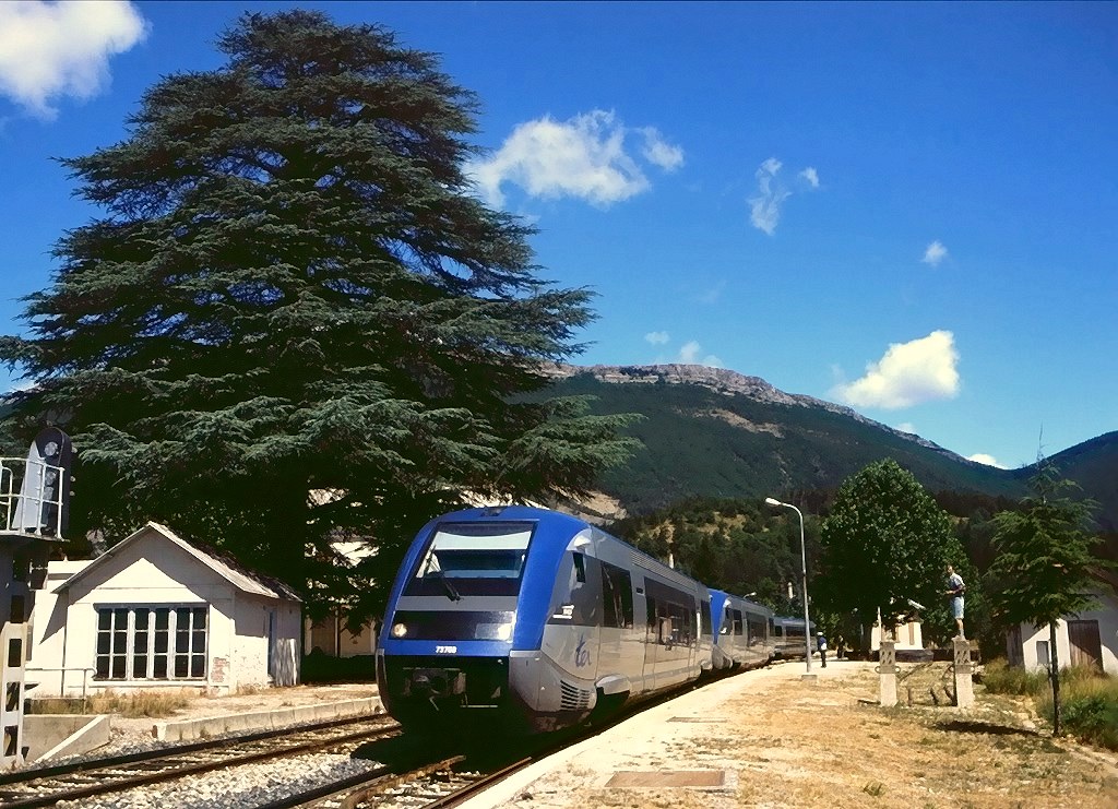 x73708 + x73801 im Bahnhof Aspres sur Buëch, 12.07.2004, ter85605. - Bahnbilder.de