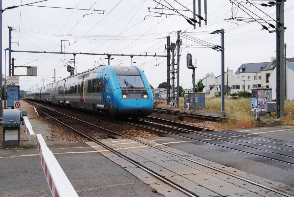 Z 21556 TER am 5.6.11 in Auray ( Bretagne / Frankreich ) - Bahnbilder.de