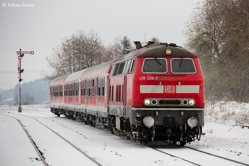 Zwei Besonderheiten: erst das Wetter gerade noch im Oktober und eine 218.3: 218 326 zieht den RE ...