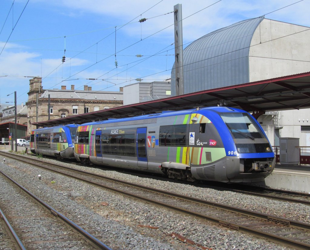 Zwei französische Walfische stehen 28. Mai 2013 zur Fahrt nach Offenburg in Straßburg bereit ...