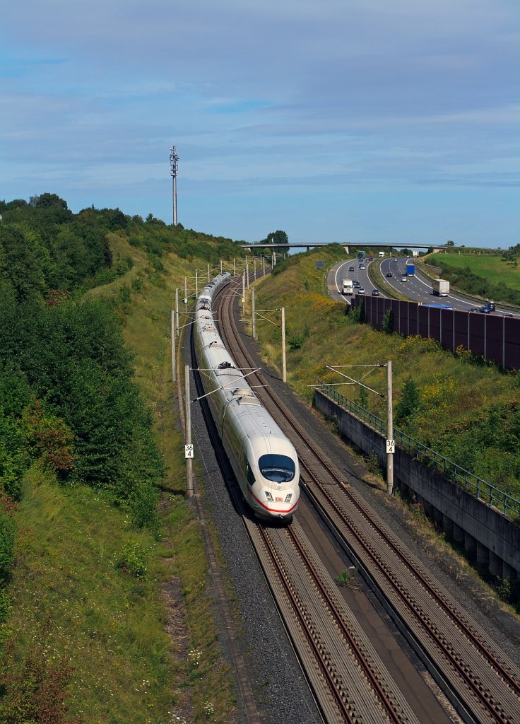 Zwei gekuppelte ICE 3 auf der Neubaustrecke Köln-Frankfurt, hier am 11.08.2011 bei Oberpleis ...