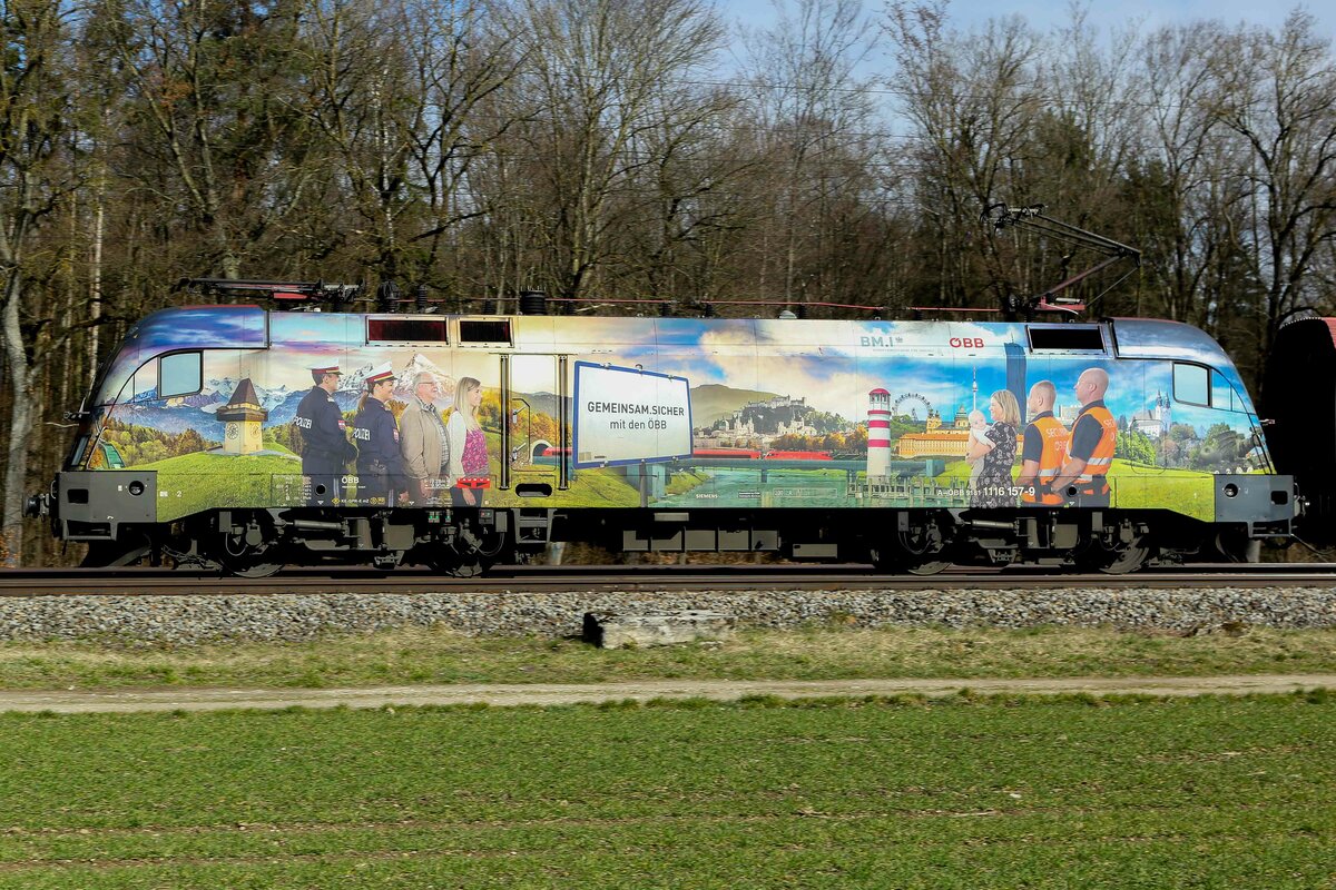 Der Polizei-Taurus 1116 157-9 in Eglharting am 2.3.2024. - Bahnbilder.de