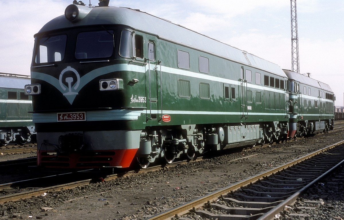 DF4B 3953 + 3539 Jiningnan 26.10.99 - Bahnbilder.de