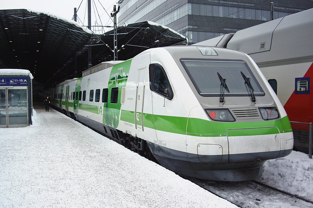 Der Sm3 Pendolino verlässt den Bahnhof Vaasa Richtung Helsinki am 16.06 ...