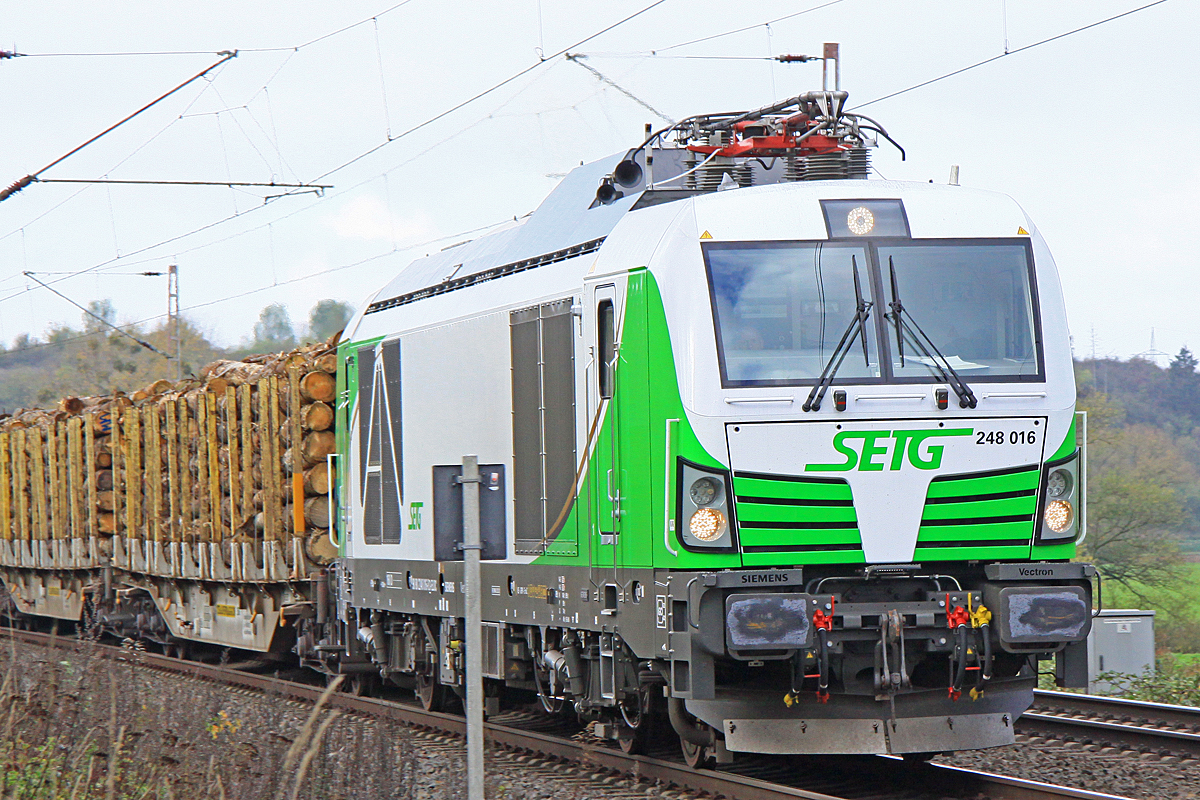 Siemens Vectron DualMode 248 016 der SETG am 05.11.2022 nördlich von ...