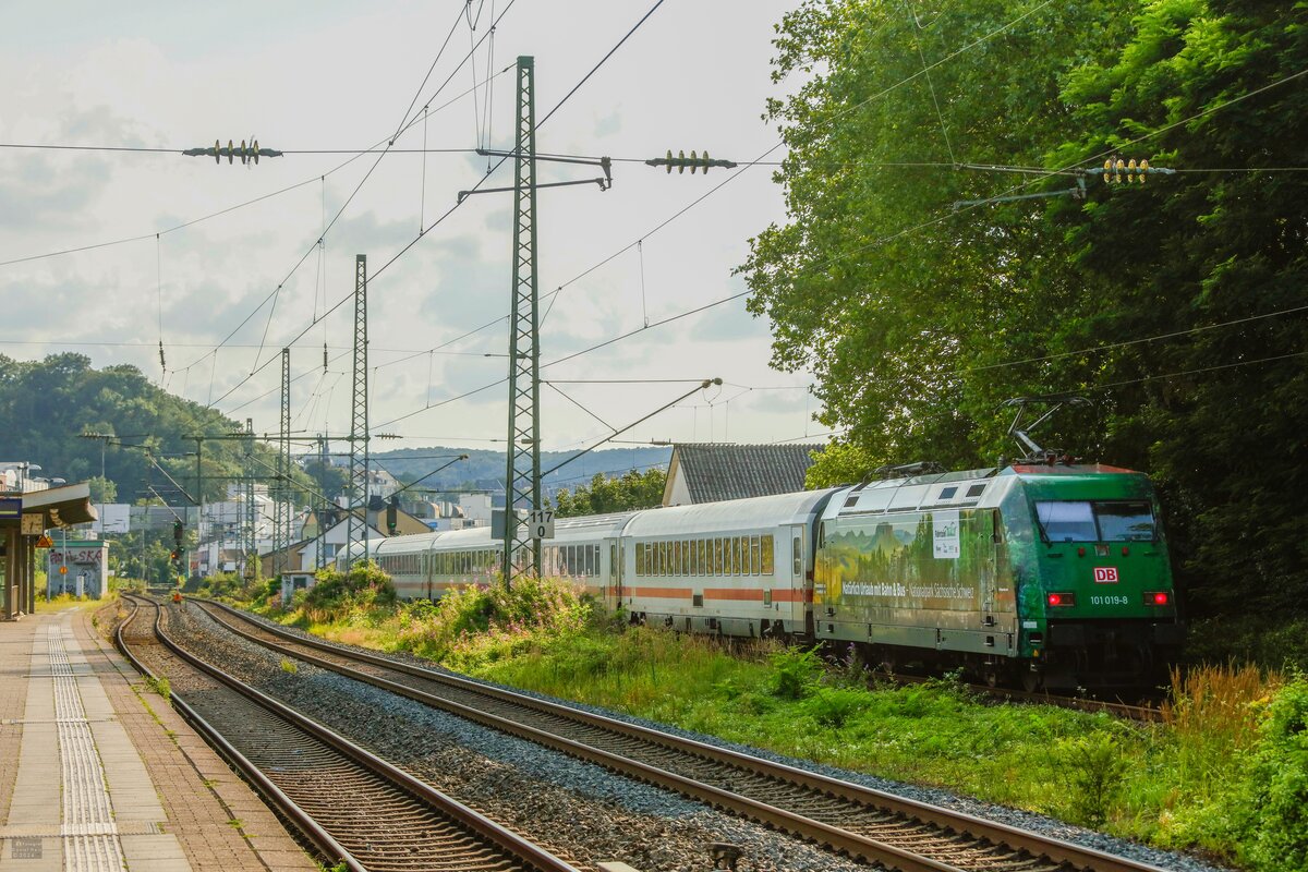 Die 101 001 hat am 22.6.2003 eine neue Werbung bekommen - Bahnbilder.de