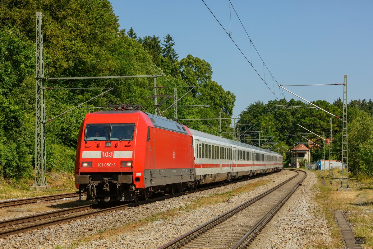 101 071 mit IC 145 am 20.01.2011 in Stendal. - Bahnbilder.de