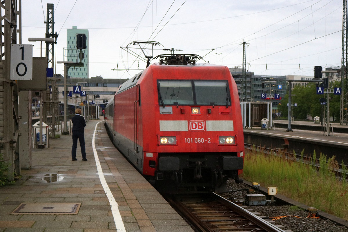 101 060-2 als IC 2029 (Linie 31) nach Dortmund Hbf steht seinem Startbahnhof Hamburg-Altona und ...