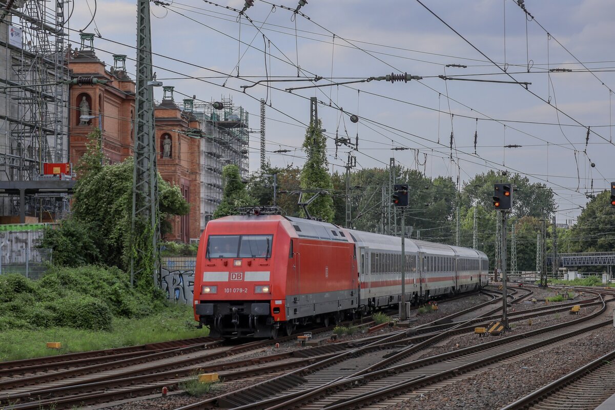 101 078 mit einem IC vom Hindenburgdamm am Hamburger Hbf am 8.8.2025 - Bahnbilder.de