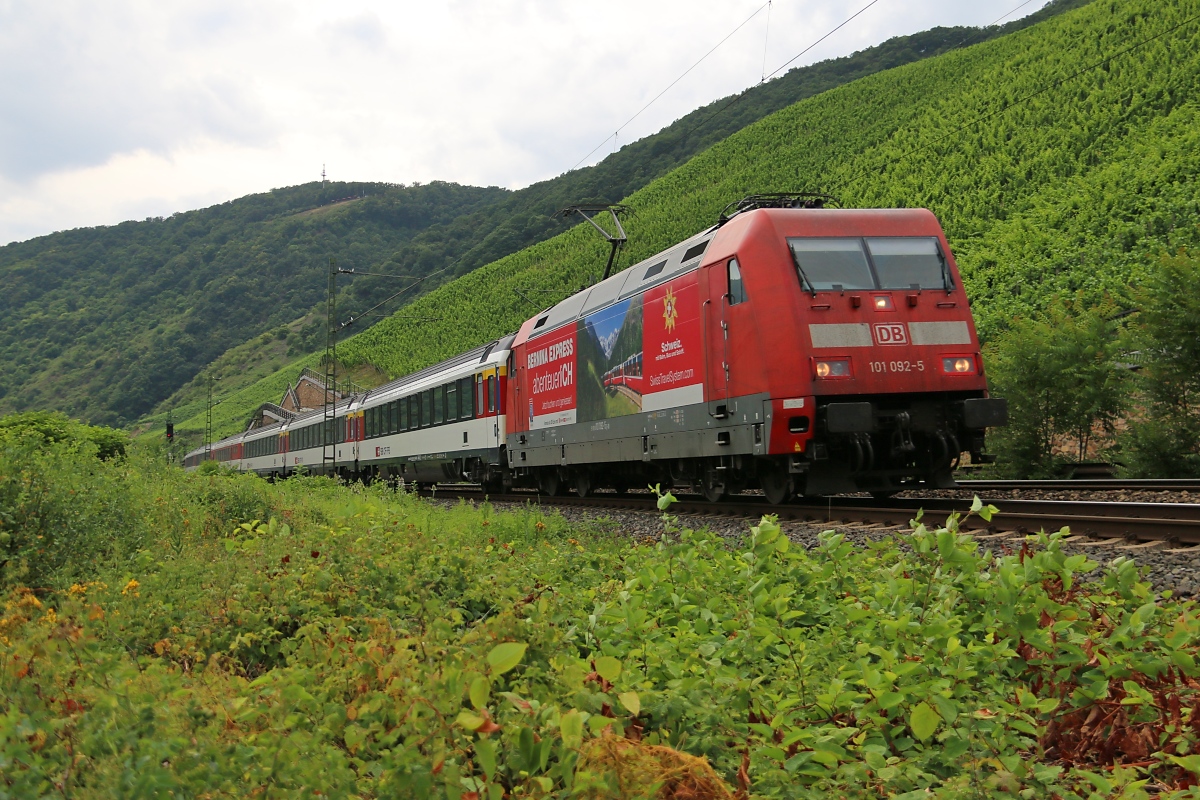 101 092-5 mit EC in Fahrtrichtung Koblenz. Aufgenommen am Bopparder Hamm am 12.07.2015 ...