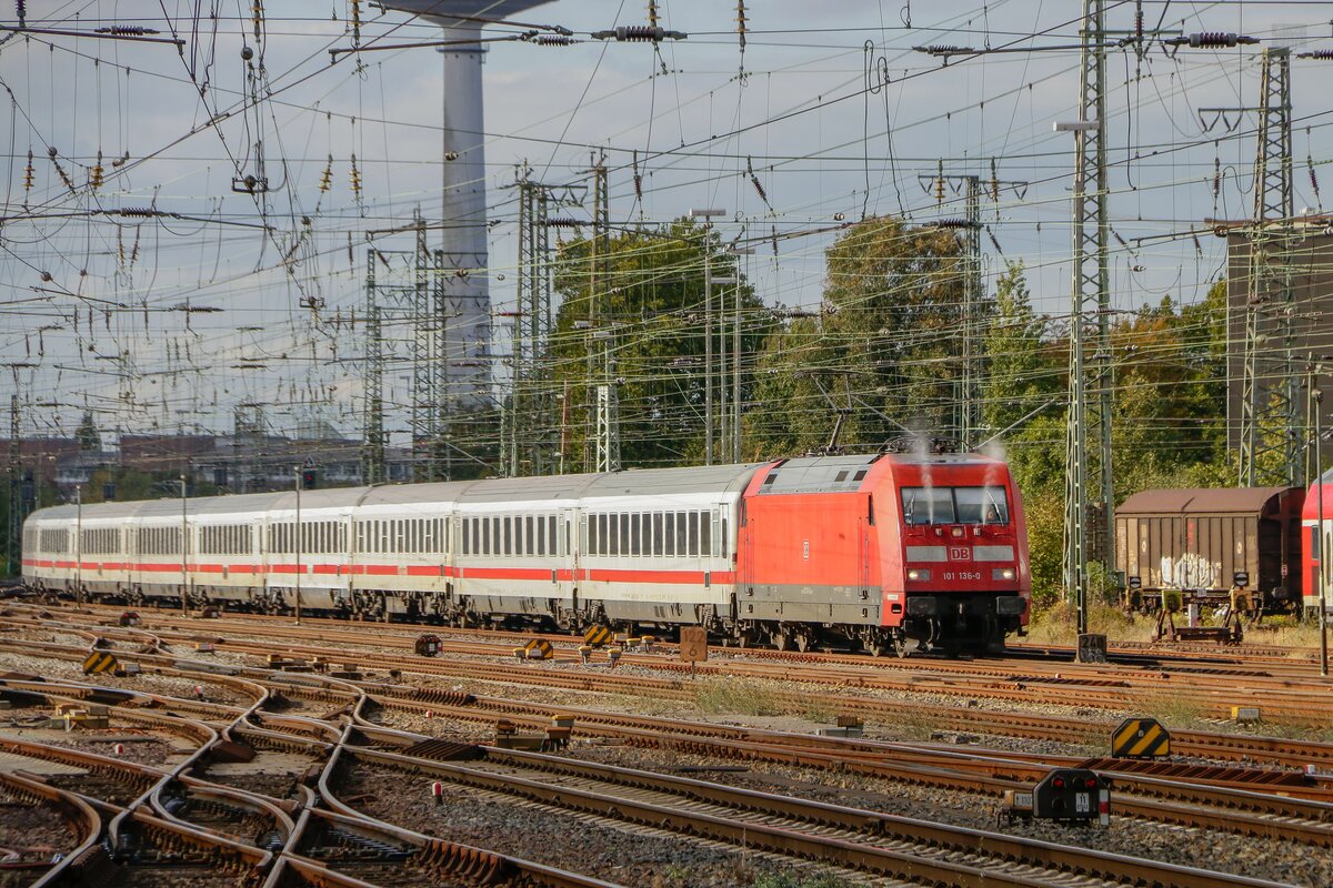101 137 (9180 6101 137-8 D-DB) fährt mit einem InterCity durch die ...