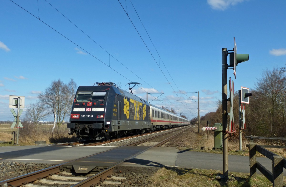 101 141-0 fuhr am 25.03.2013 mit dem IC 134 von Norddeich Mole nach Luxemburg, hier südlich von ...