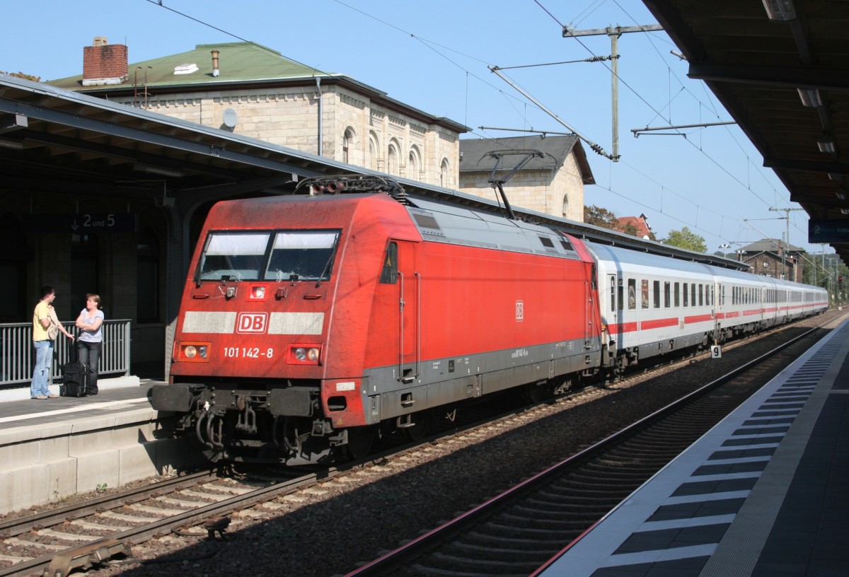 101 142 mit IC 2038 (Halle [Saale] Hbf–Oldenburg [Oldb] Hbf) am 25.09.2011 in Helmstedt ...