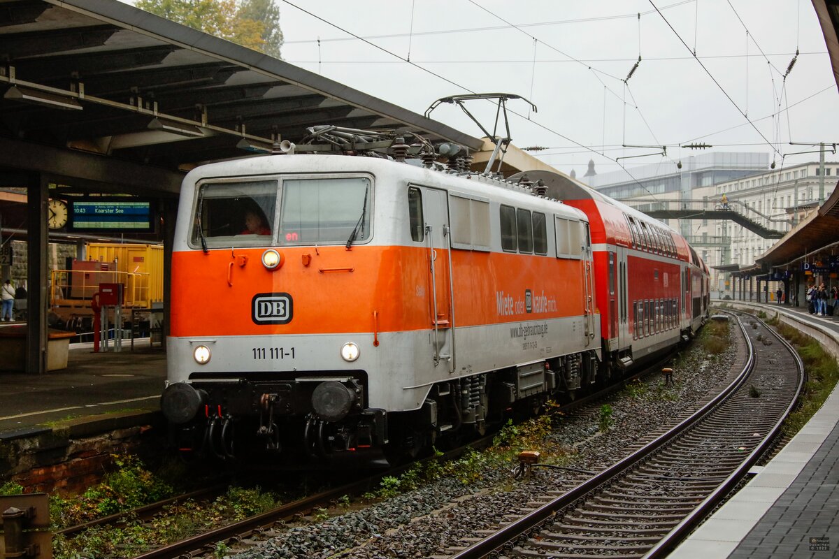 111 111 "Sally" DB mit RB48-Ersatzzug in Wuppertal Hbf, Oktober 2022 ...