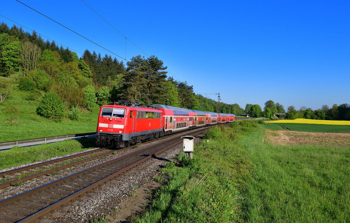 111 115 mit einem RE3 am 26.04.2024 bei Vilshofen. - Bahnbilder.de