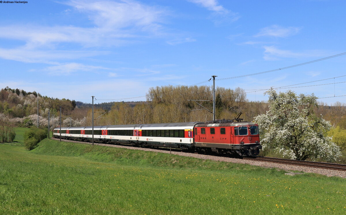11143 mit dem IC 485 (Singen(Hohentwiel) – Zürich HB) bei Lottstetten 17.4.22 - Bahnbilder.de