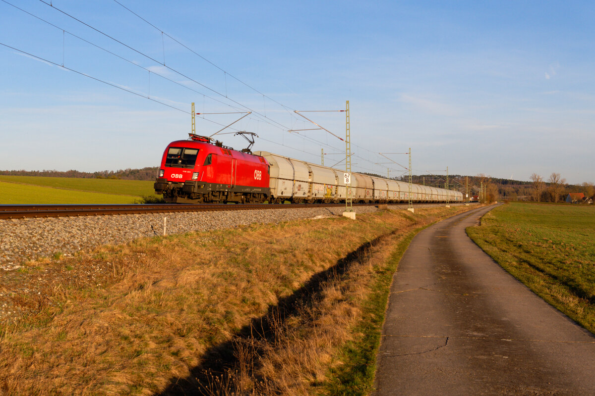 1116 261 ÖBB mit einem Gipszug bei Oberdachstetten Richtung Würzburg ...