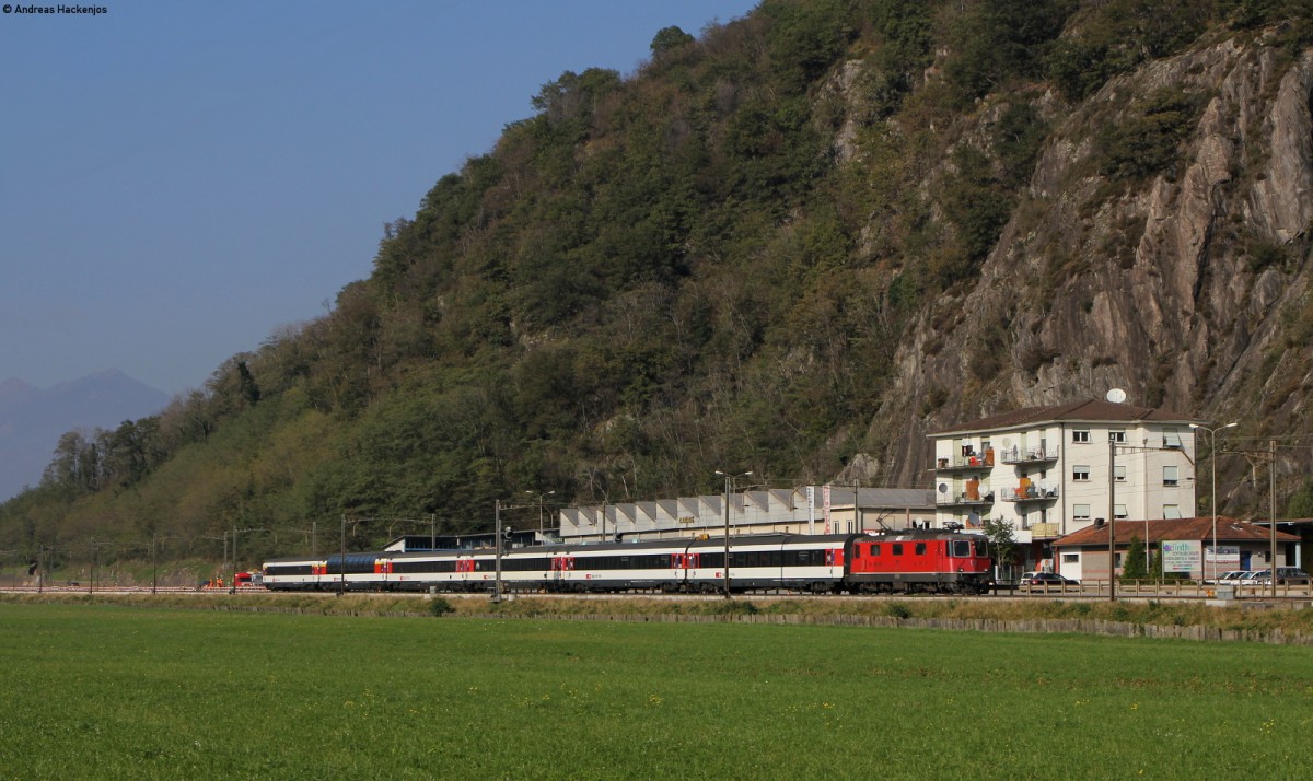 11192 mit dem IR 2169 (Basel SBB-Locarno) bei Arbedo-Castione 30.10.14 - Bahnbilder.de