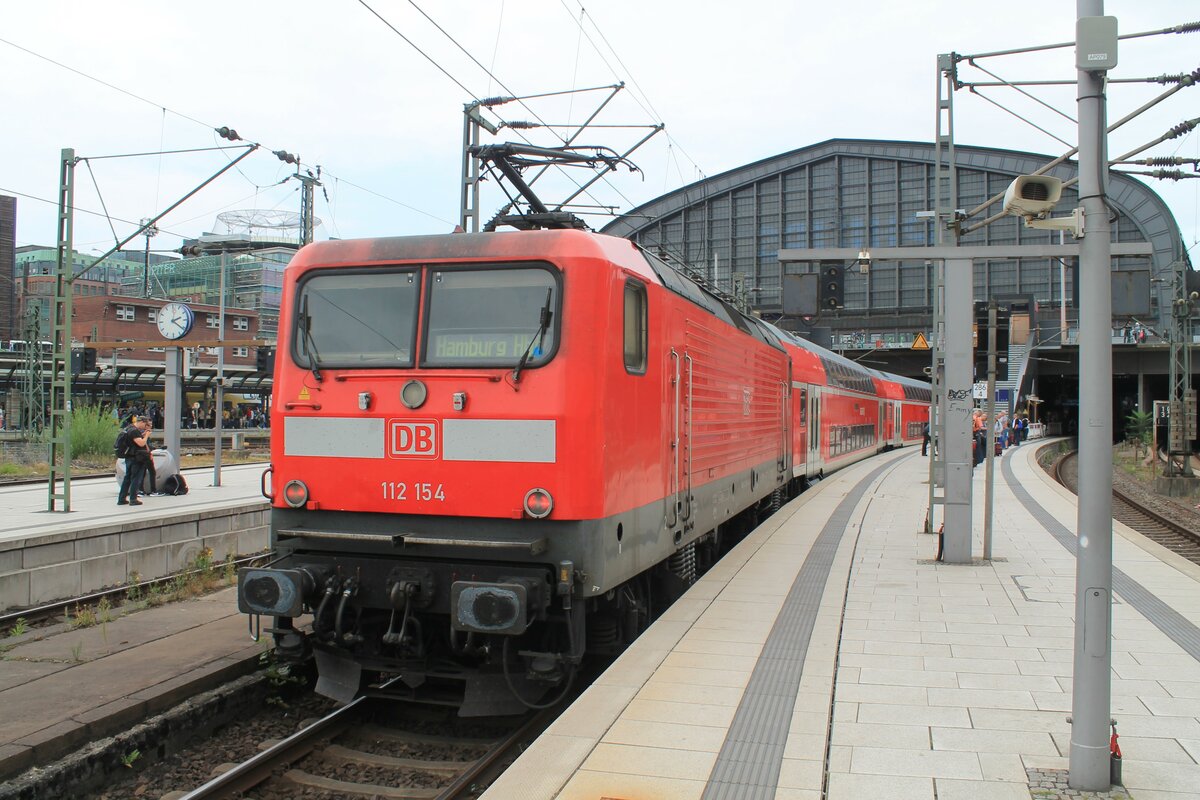 112 154 der DB Regio Schleswig-Holstein (DB Regio Nord) mit dem RE 80 ...