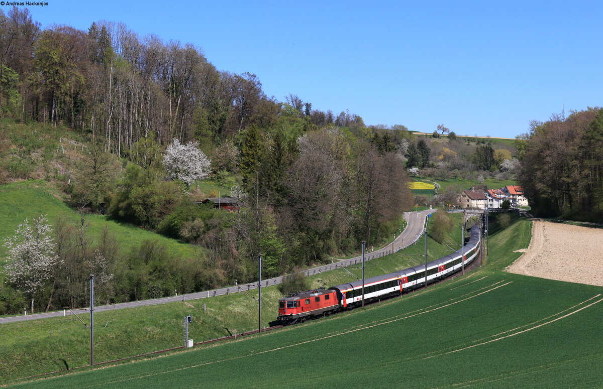 11300 mit dem IC 483 (Singen(Hohentwiel) – Zürich HB) bei Rafz 17.4.22 - Bahnbilder.de