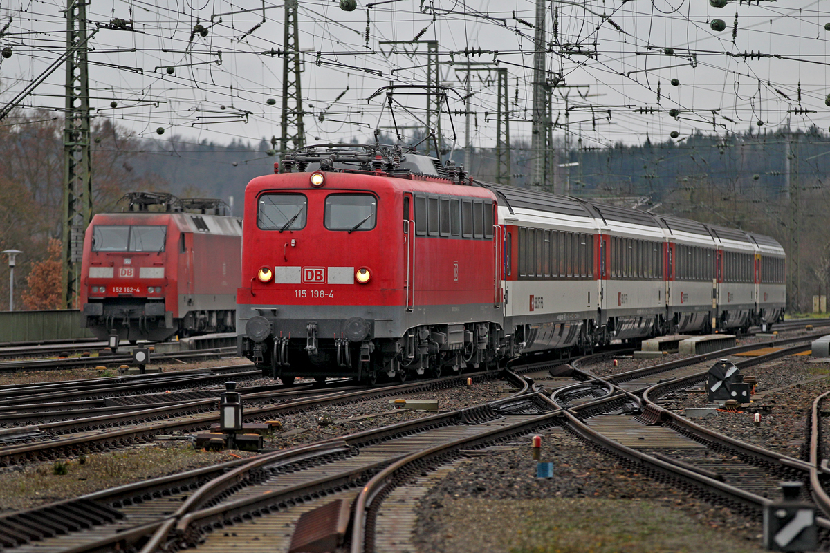 115 198-4 rollt mit dem Ic 181 aus Stuttgart Hbf nach Zürich HB in den Bf Singen(Hohentwiel ...