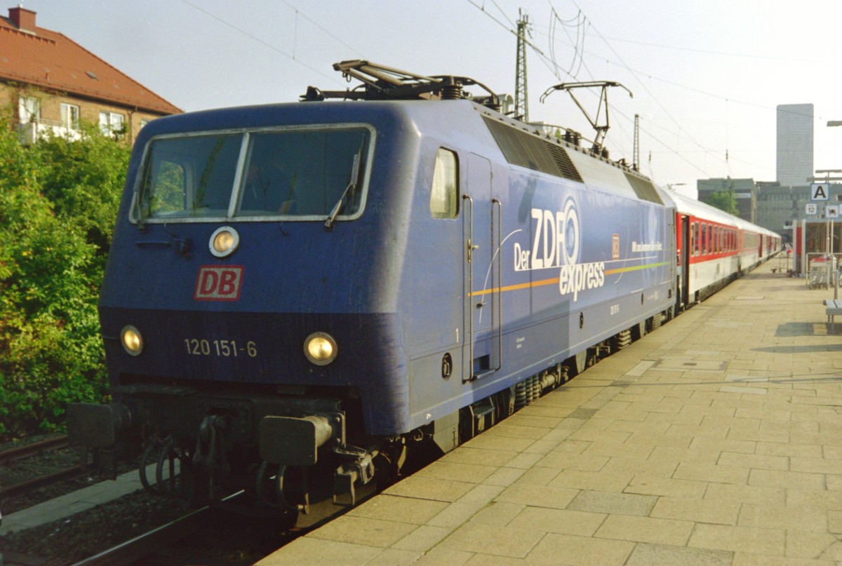 120 151 mit IC 1015 "Caroline Neuber" (Hamburg–Leipzig) am 11.09.1999 in Hamburg-Altona ...