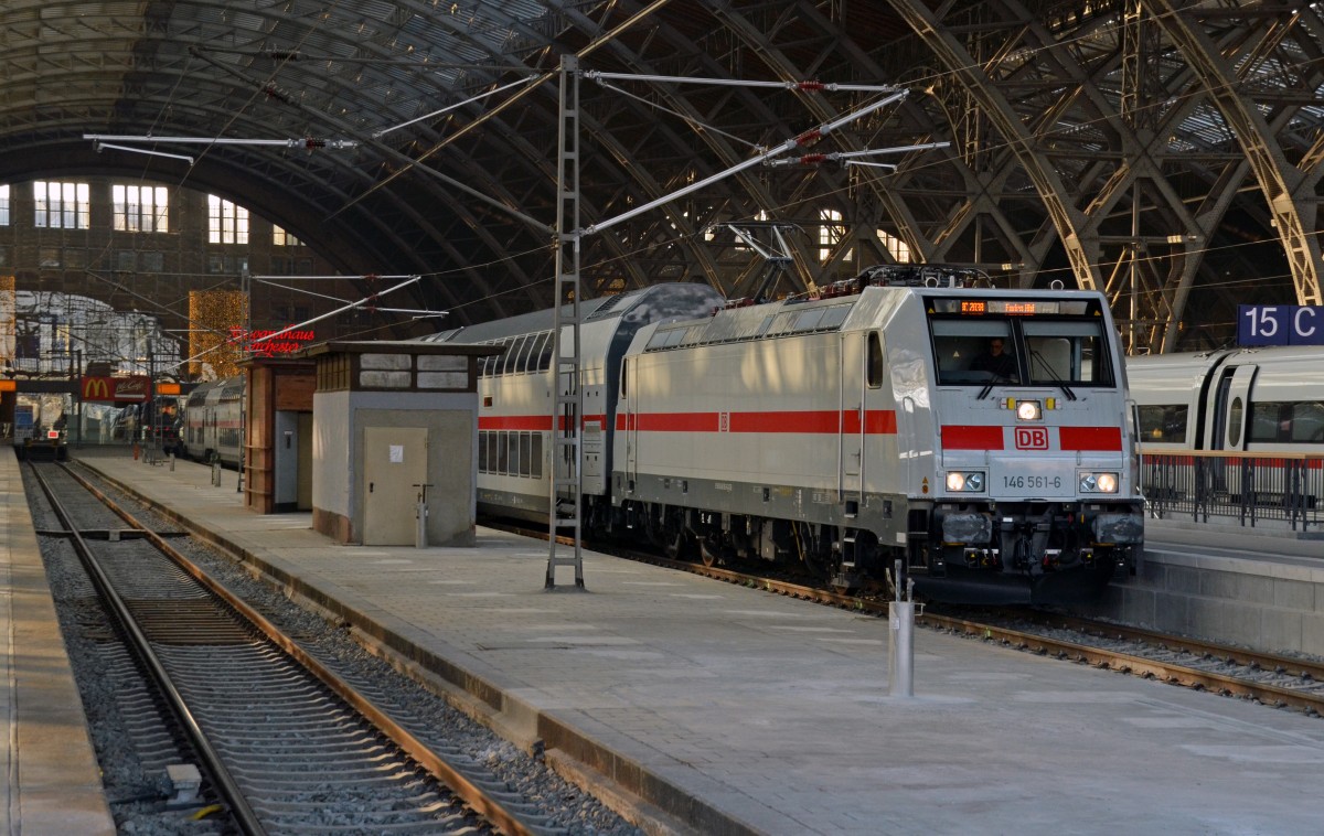 145 561 wartet am 16.12.15 mit dem IC 2038 nach Emden im Hbf Leipzig auf die Abfahrt - Bahnbilder.de