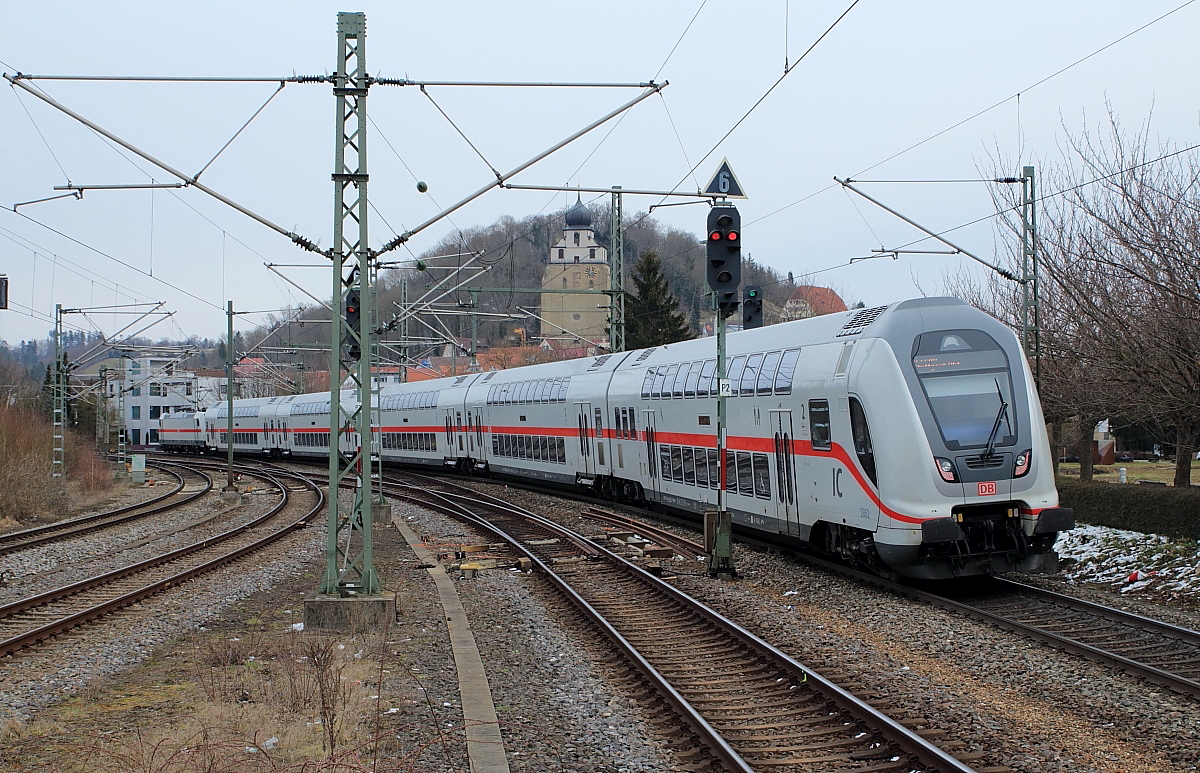 146 574-9 verlässt mit einem IC von Singen (Hohentwiel) nach Stuttgart am 22.03.2018 den Bahnhof ...