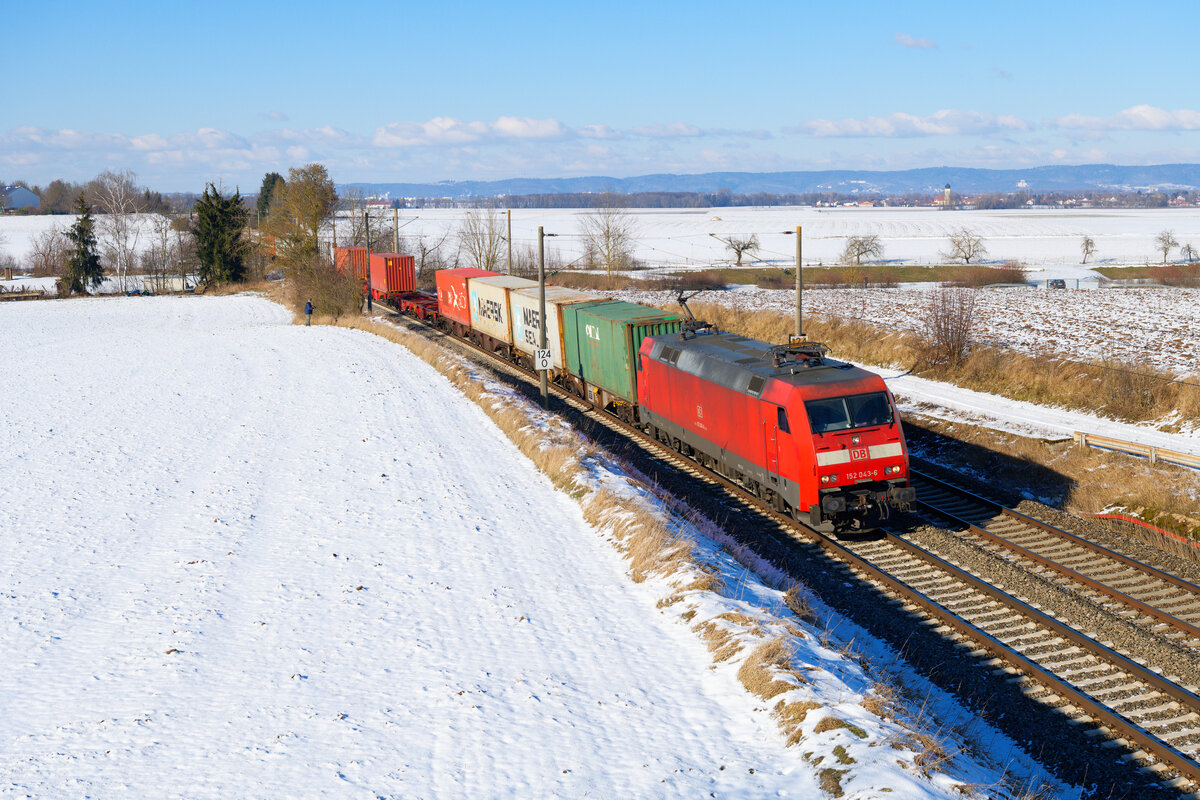 152 043 DB Cargo mit einem Containerzug bei Köfering Richtung Landshut, 13.02.2021 - Bahnbilder.de
