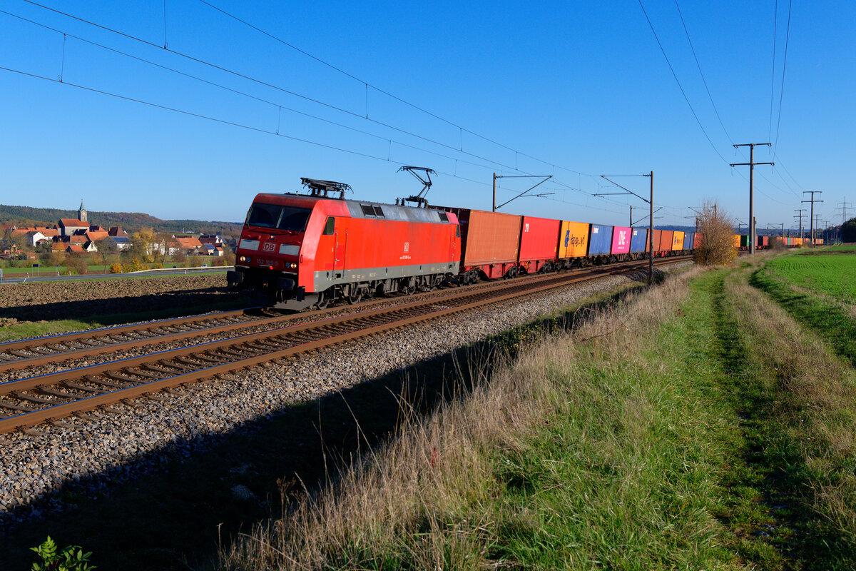 152 109 DB Cargo mit einem Containerzug bei Markt Bibart Richtung Würzburg, 05.11.2020 ...