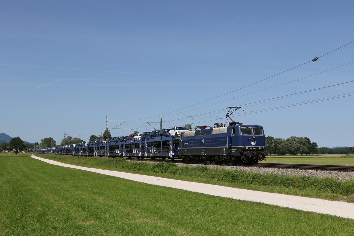 181 204 von "SEL" mit einem Autozug aus München kommend am 18. Juni 2022 bei Übersee am Chiemsee ...