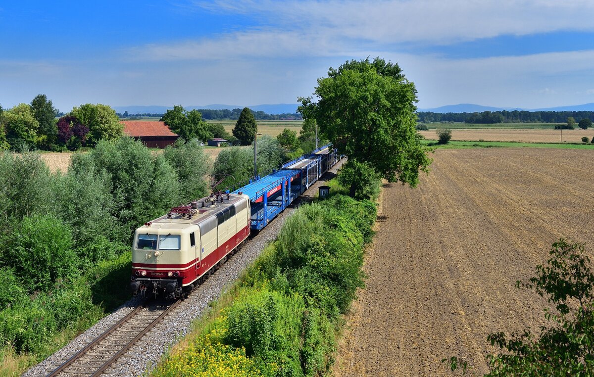 181 215 mit einem leeren Autozug am 05.08.2022 bei Landau (Isar) - Bahnbilder.de