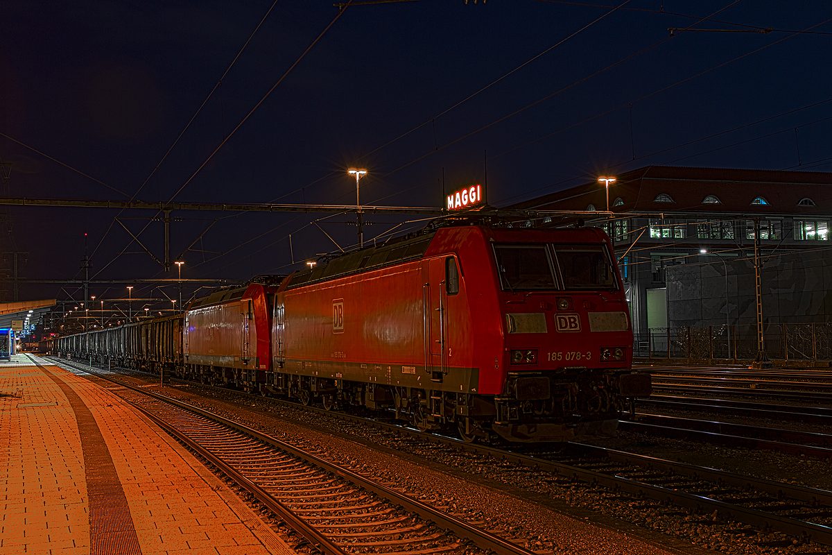 185 078-3 mit Schwestermaschine stehen nachts abgestellt mit einem Zückerrübenzug im Bf Singen ...