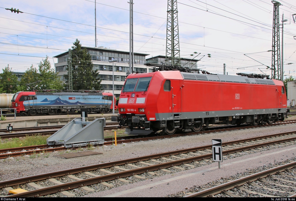 185 092-4 DB ist im Bahnhof Singen(Hohentwiel) abgestellt - Bahnbilder.de