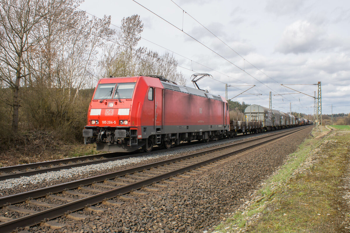 185 204-5 ist am 22.03.2023 mit einem gemischten Zug bei Kerzell - Bahnbilder.de